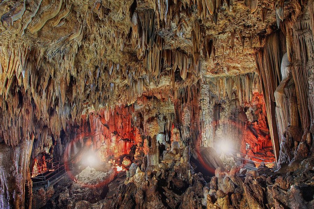 6 Destinasi Wisata Gua Paling Eksotis di Indonesia