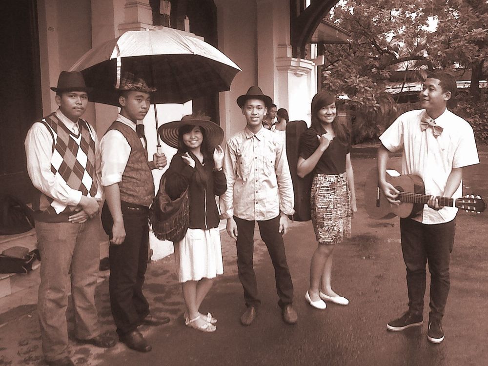 Buku Tahunan Sekolah Tema Vintage - Perumperindo.co.id