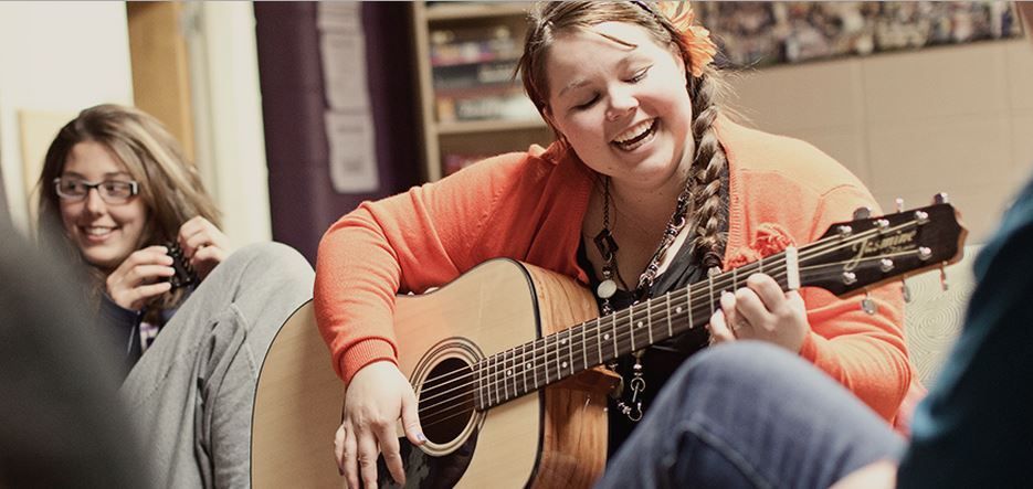 9 Tips Cepat Belajar Gitar untuk Pemula, Tanpa Kursus!