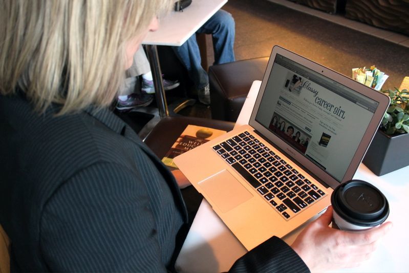 Tips Beradaptasi di Kantor Baru Agar Nyaman dan Pekerjaan Lancar • SoPasti.Com