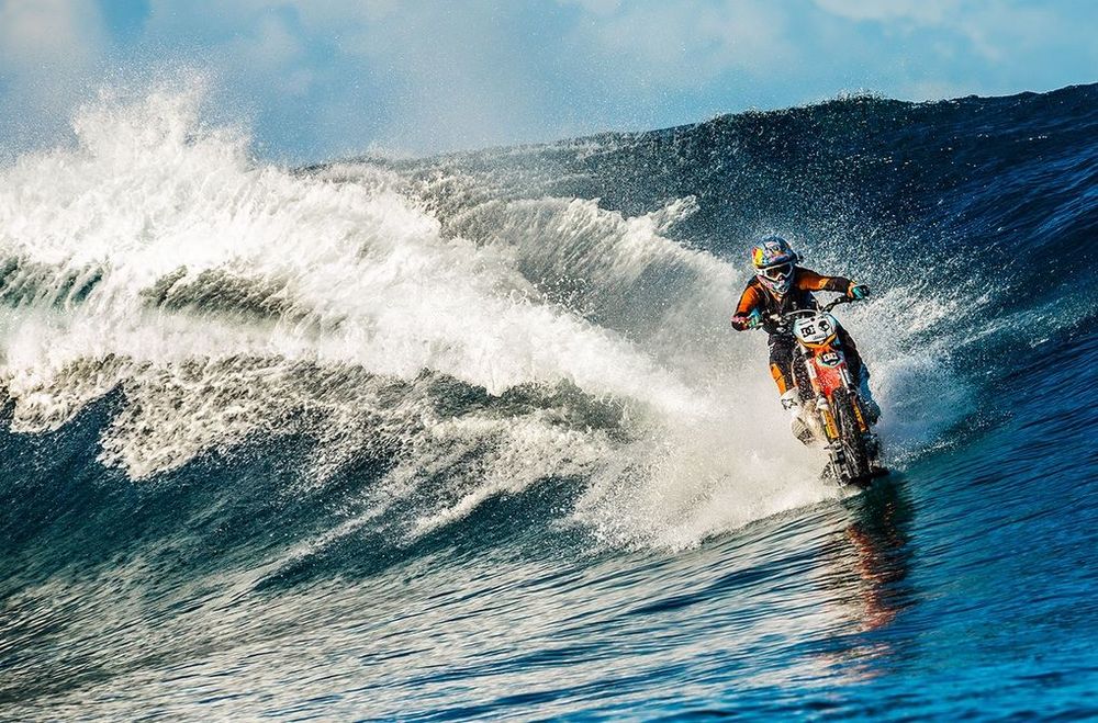 Simak Aksi Gila Robbie Maddison yang Berselancar di Ombak Ganas Dengan ...