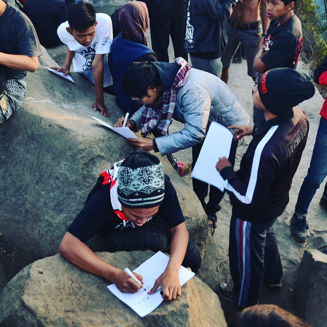 Fenomena Meme Para Pendaki Alay di Puncak Gunung yang Bikin Sebal. Kamu ...