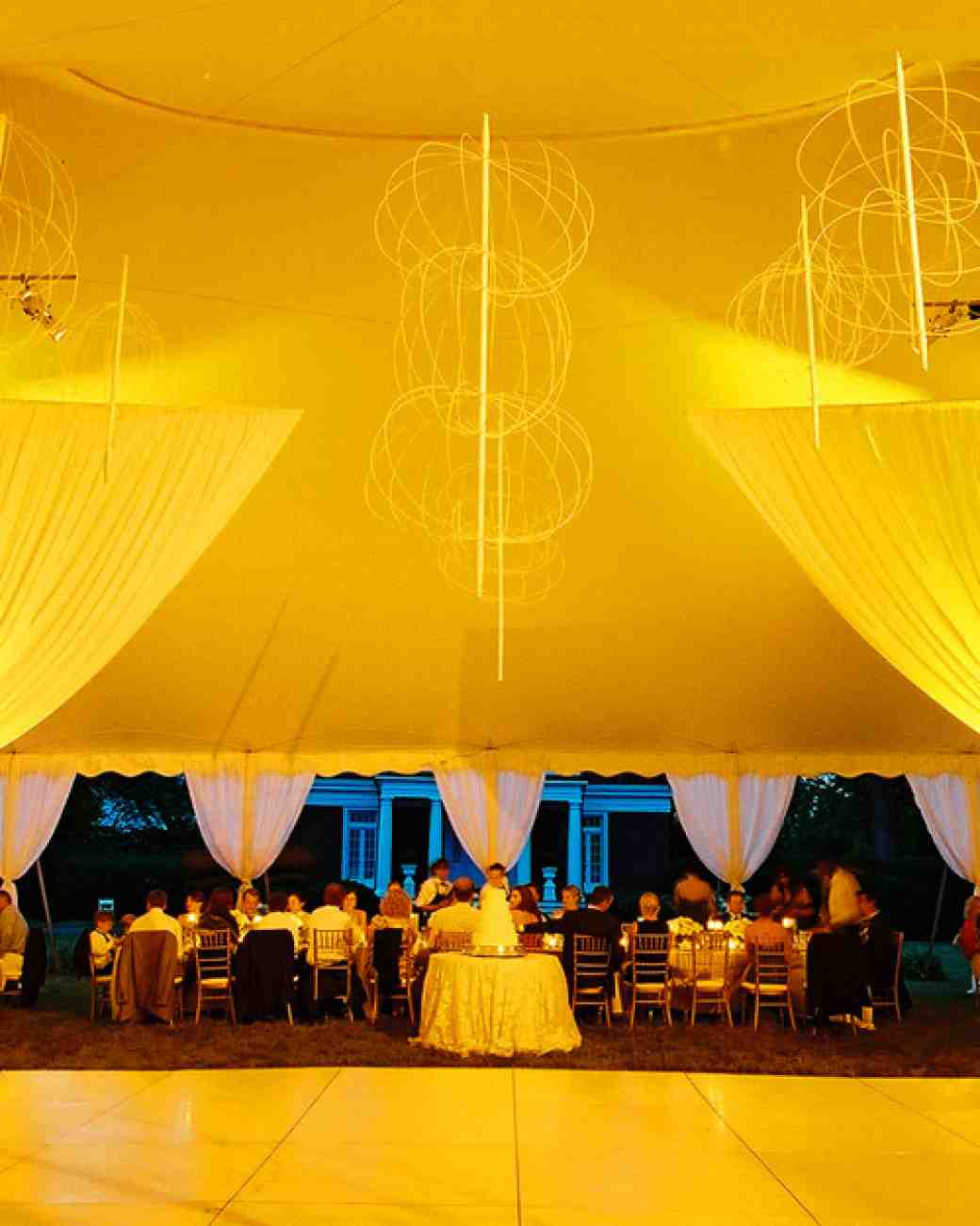 13 Inspirasi Resepsi Pernikahan di Bawah Tenda yang Tak Melulu Biru ...