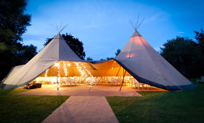 13 Inspirasi Resepsi Pernikahan di Bawah Tenda yang Tak Melulu Biru ...