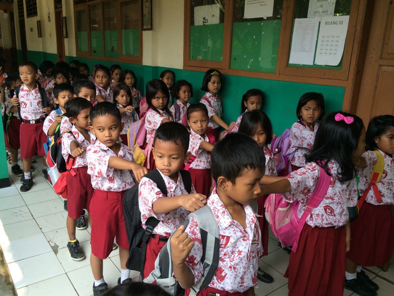 Baris Sebelum Masuk Kelas Sampai Lomba Duduk Rapi, Kenangan SD ini ...