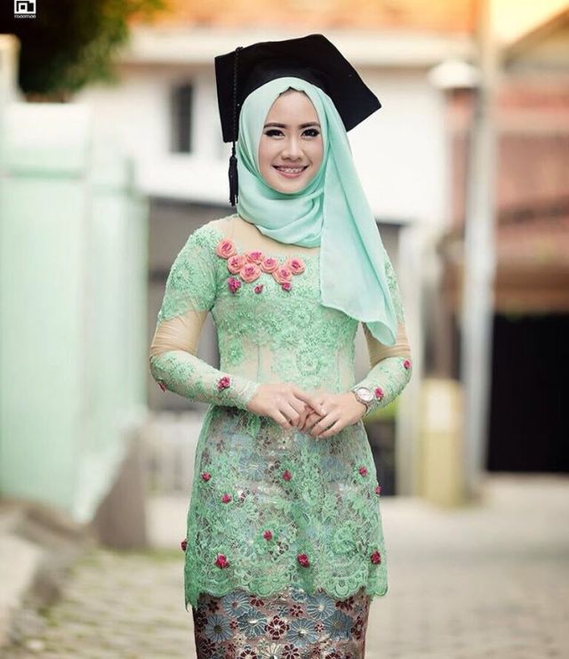 17 Kebaya Bunga-bunga yang Buatmu Makin Elegan. Ke Kondangan Maupun ...