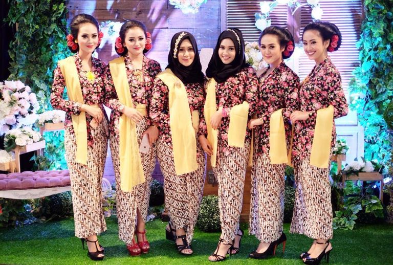 17 Kebaya Bunga-bunga yang Buatmu Makin Elegan. Ke Kondangan Maupun ...