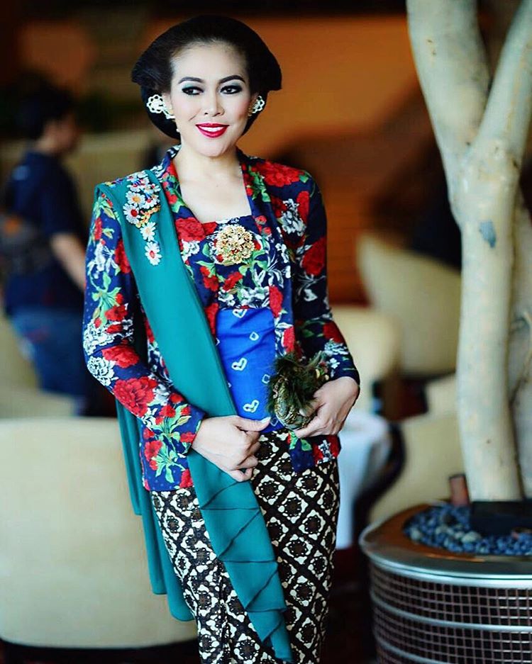 17 Kebaya Bunga-bunga yang Buatmu Makin Elegan. Ke Kondangan Maupun ...