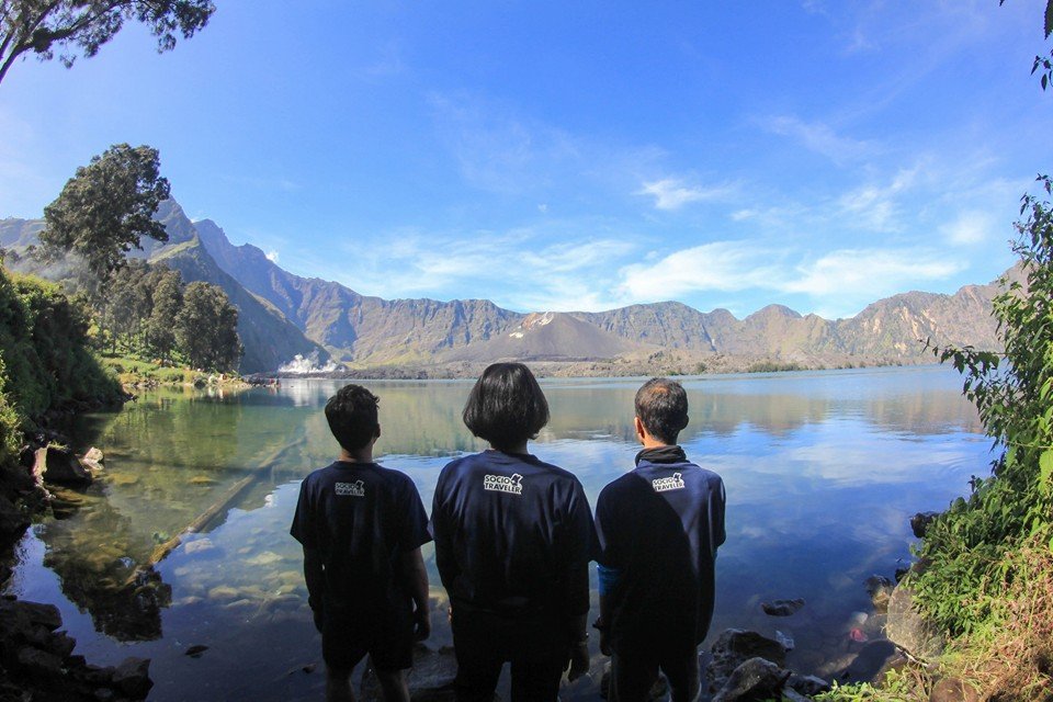 Menikmati Danau Segara Anak Gunung Rinjani. Salah Satu Danau Tertinggi ...