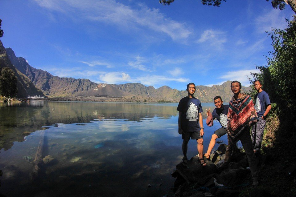 Menikmati Danau Segara Anak Gunung Rinjani. Salah Satu Danau Tertinggi ...