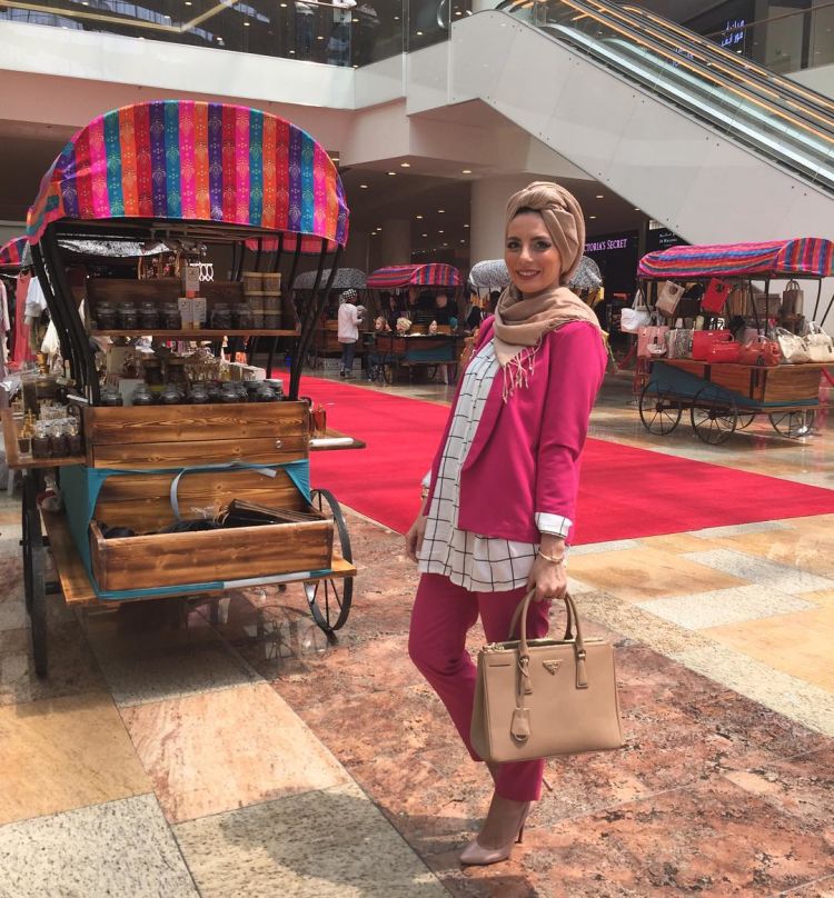 Sambil Berjalan dengan Percaya Diri,15 Padupadan Warna Cerah Ini Nggak ...