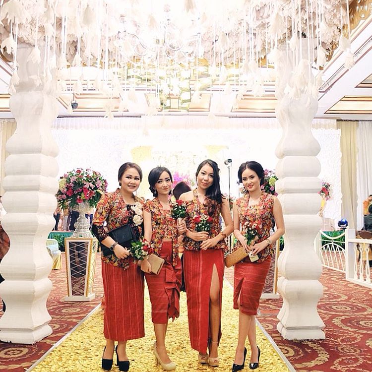 17 Kebaya Bunga-bunga yang Buatmu Makin Elegan. Ke Kondangan Maupun ...