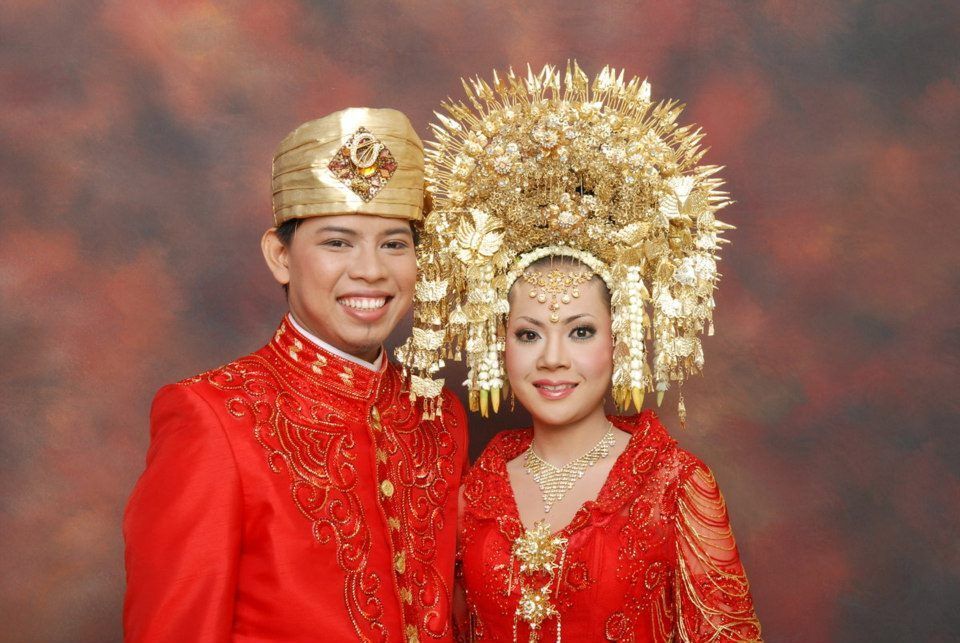 Meski Berat dan Bikin Pusing, 9 Mahkota Pengantin Adat ini Memang Bikin ...