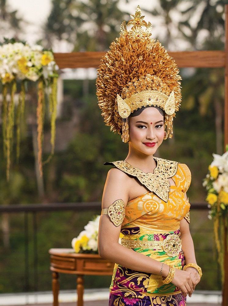 Meski Berat dan Bikin Pusing, 9 Mahkota Pengantin Adat ini Memang Bikin ...