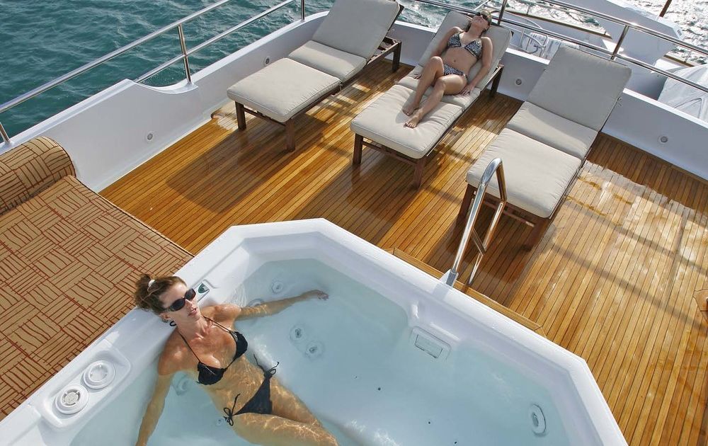 Pengalaman Menakjubkan Traveling dengan Kapal Pesiar. Bikin Pengen Kesana Bareng Pasangan Halal!