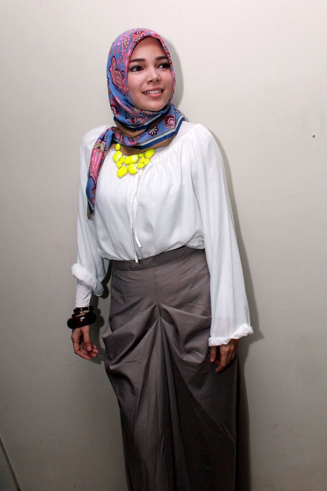 12 OOTD Kemeja Putih yang Nggak Membosankan & Simpel