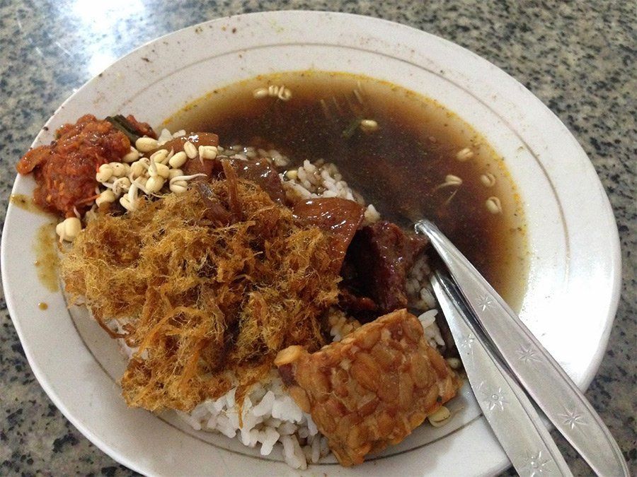 Ke Surabaya Nggak Sah Kalau Belum Singgah ke 8 Tempat Makan Rawon Ini! Hmm, Sedap Sekali