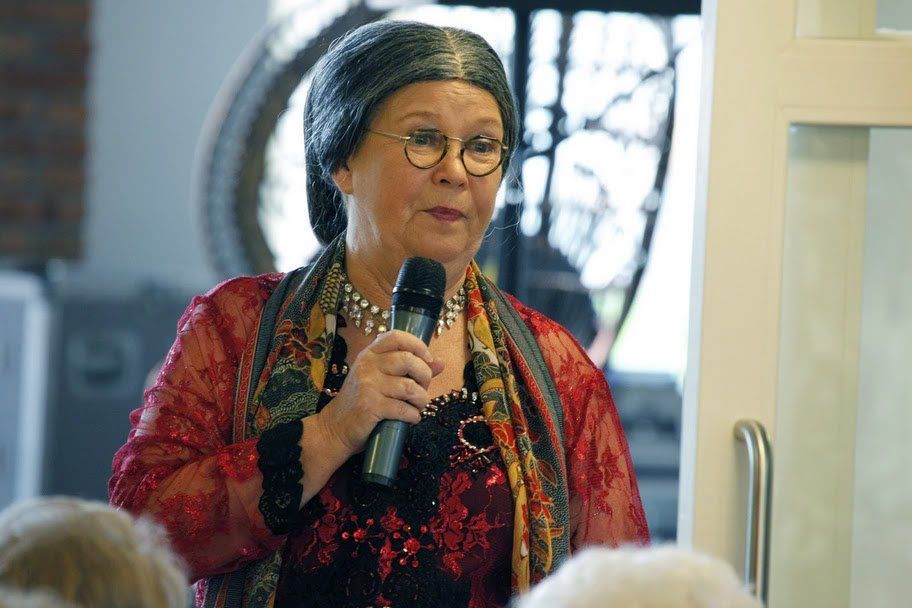 Gak Sembarang Curhat Lewat Lagu, Wieteke van Dort, Oma dari Belanda ini ...