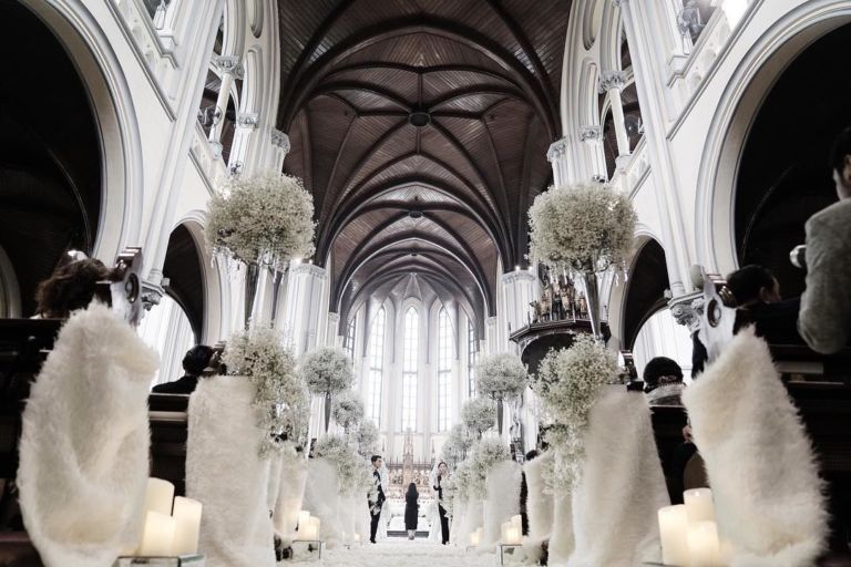 12 Foto Eksklusif Pernikahan Serba Putih Sandra Dewi, Minimalis dan ...