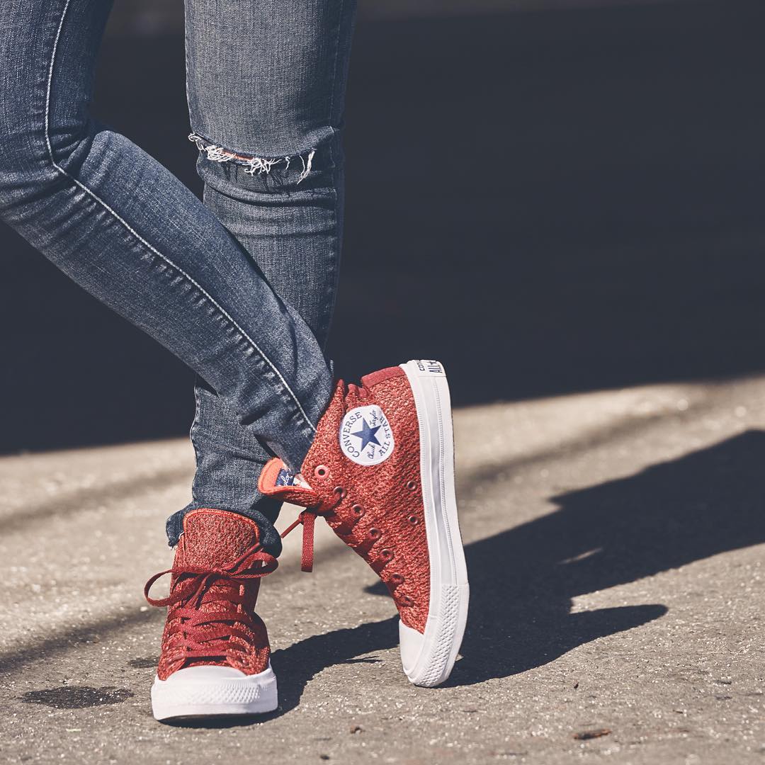 10 Pilihan Sepatu Kets yang Membuatmu Ingin Memilikinya untuk Temani ...