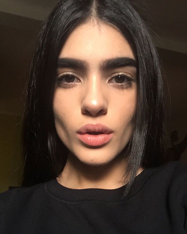 Alis Super Tebal Kayak Sinchan Nggak Melulu Jadi Tertawaan, Gadis Ini ...