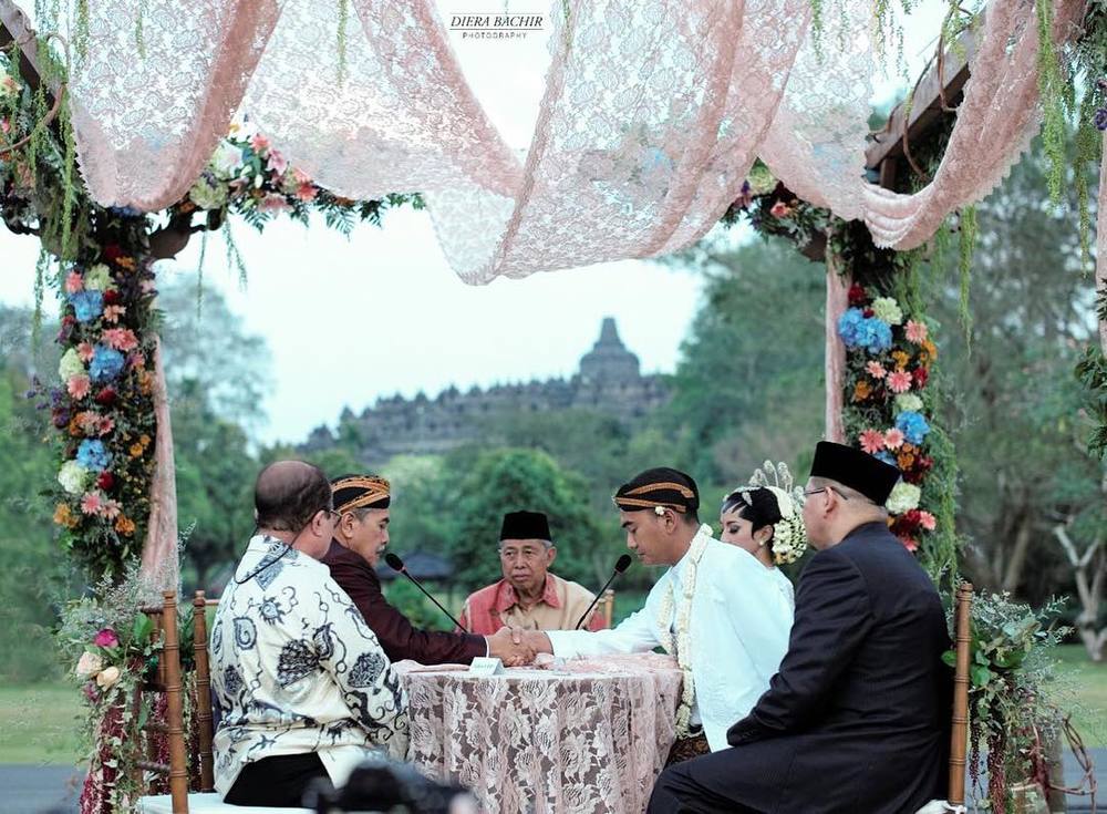 16 Inspirasi Pernikahan Berlatar Candi Borobudur dan Sawah, Ciptakan ...