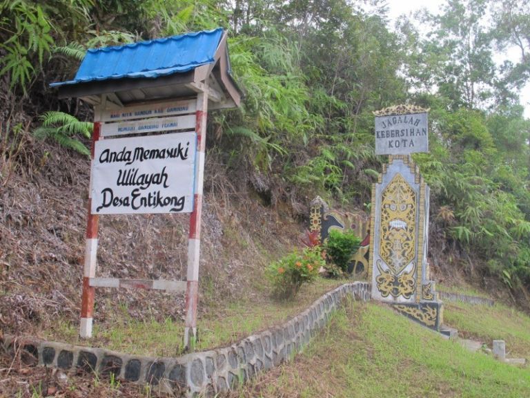 Sekelumit Kehidupan di Entikong, 11 Gambar Ini Adalah Realita Hidup di ...