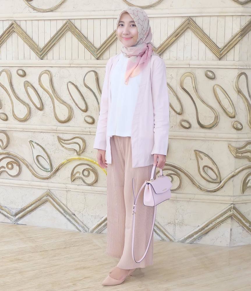 17 Ide OOTD Baju Pink yang Nggak Terlalu Feminin