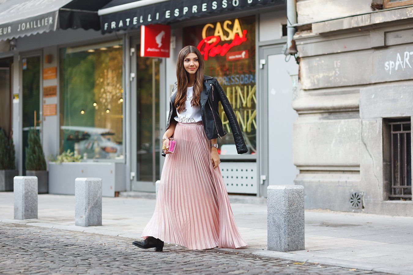 17 Ide OOTD Baju Pink yang Nggak Terlalu Feminin