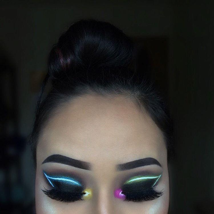 8 Inspirasi Make-Up Neon Light yang Lagi Trend! Hayo, Siapa yang Mau ...