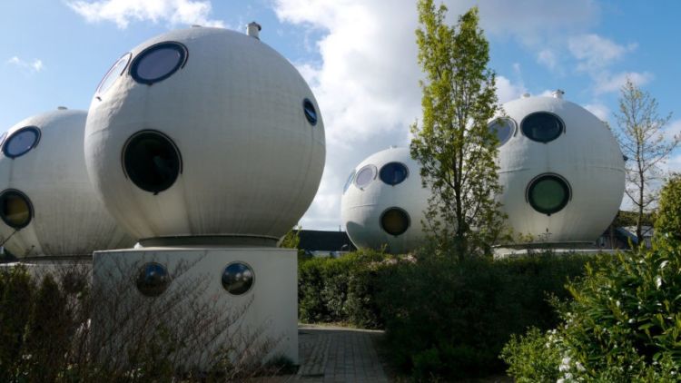 Bangunan Mirip Pesawat Alien Ini Ternyata Rumah Hunian Lho. Kamu Pasti ...