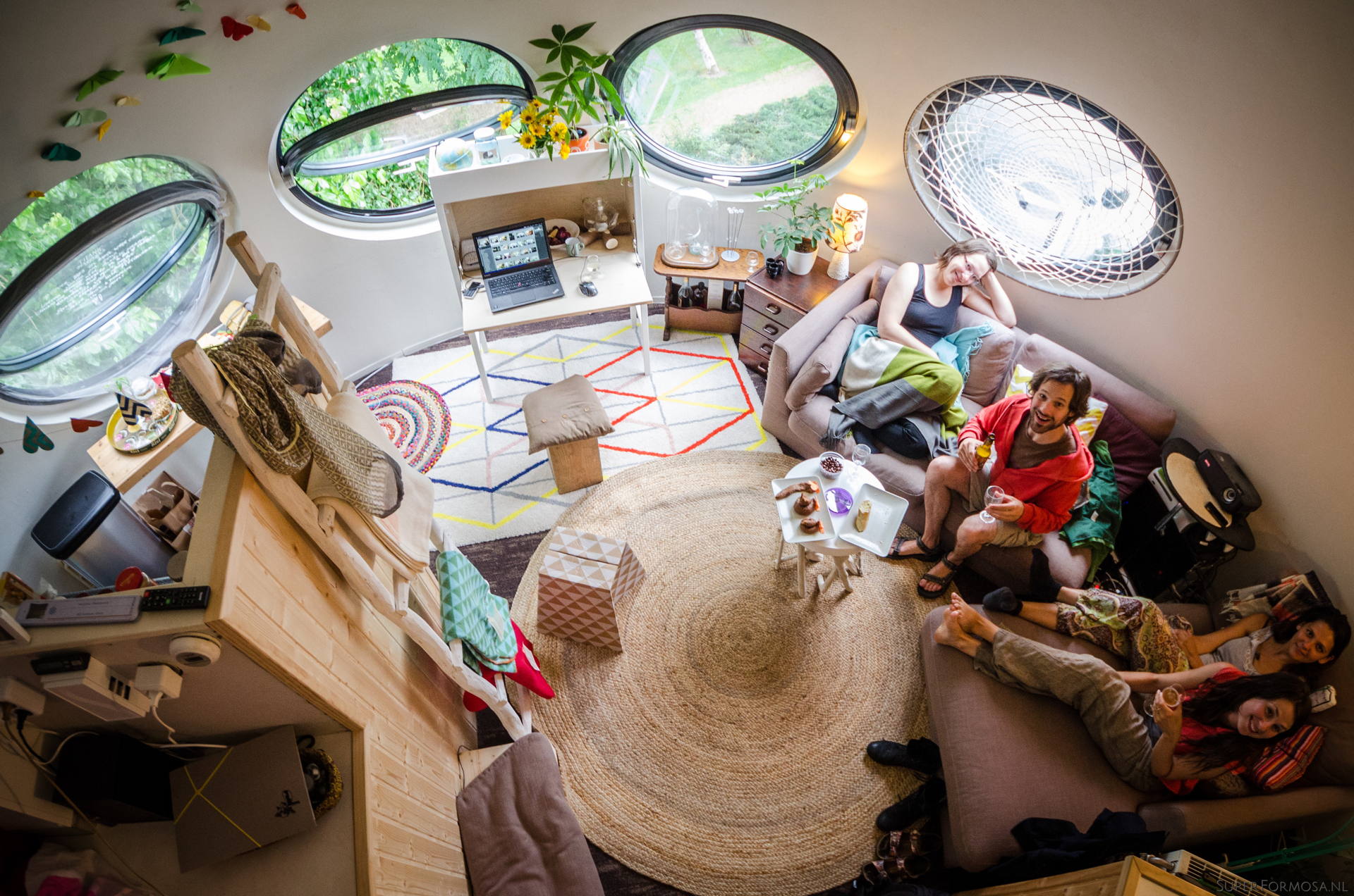 Bangunan Mirip Pesawat Alien Ini Ternyata Rumah Hunian Lho. Kamu Pasti ...