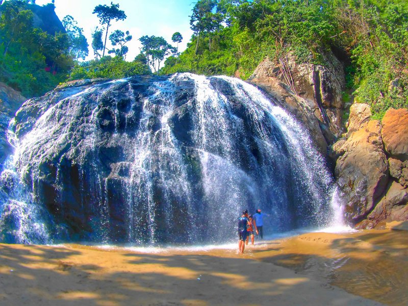 Menikmati Segarnya Alam Terbuka di Air Terjun Banyu Anjlok dan Pantai ...