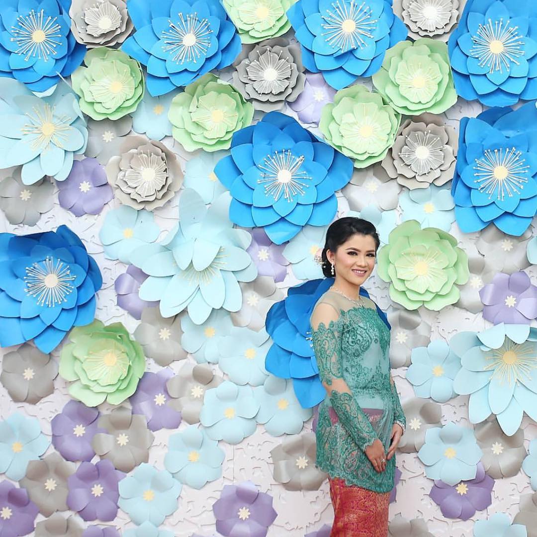 Tren Bunga Kertas untuk Backdrop Lamaran atau Pelaminan yang Manis ...