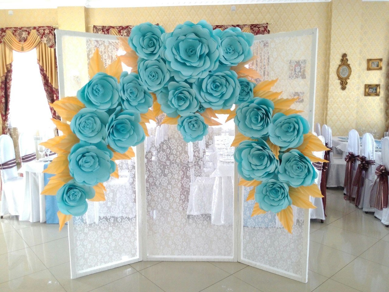 Tren Bunga Kertas untuk Backdrop Lamaran atau Pelaminan yang Manis ...