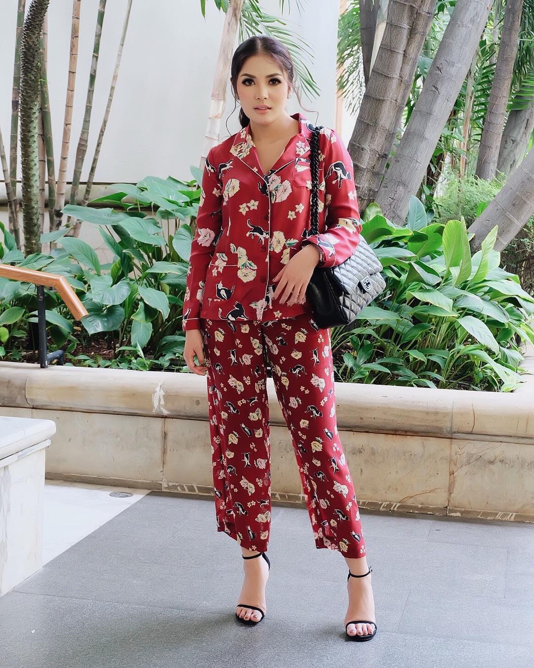 14 Inspirasi Busana Piyama 'Pajama Style' untuk Bepergian ke Luar Rumah ...