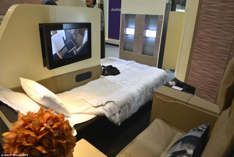 10 Kabin Pesawat First Class Paling Mewah di Dunia. Ini Pesawat atau ...