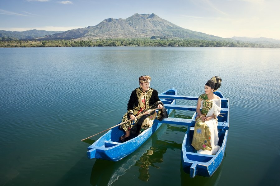 10 Ide Pre-Wedding Cantik di Atas Perahu. Ayo Arungi Bahtera Bersamamu, Mz!