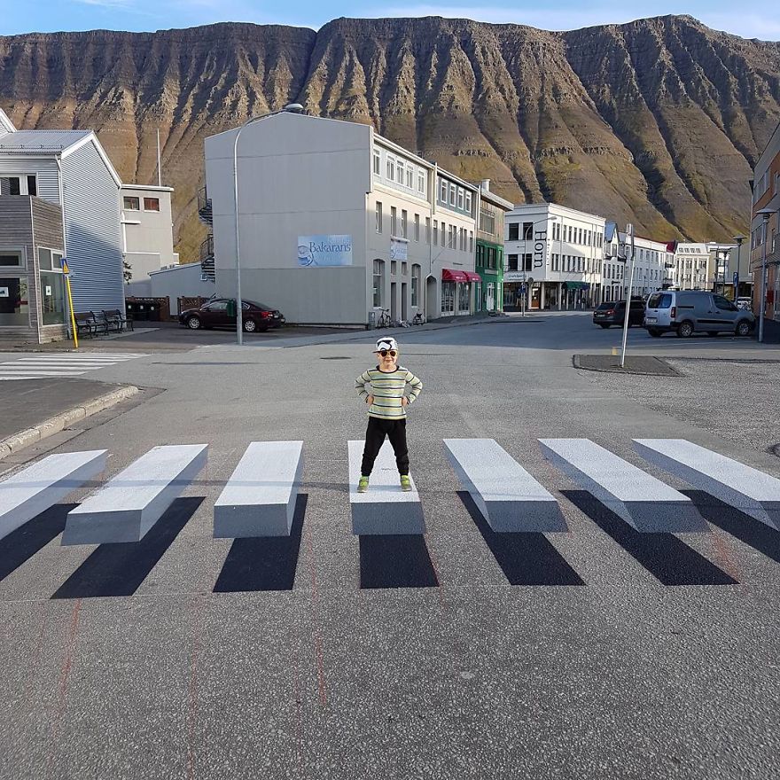 Unik, Ada Zebra Cross 3 Dimensi. Bikin Mobil pun Makin Hati-Hati!