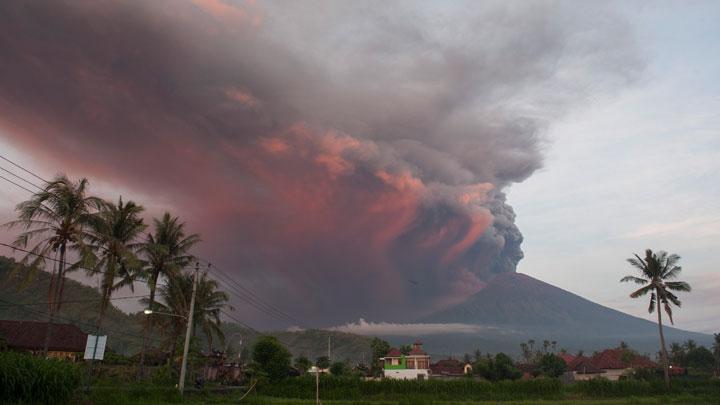 Gunung Agung Erupsi Kedua Kalinya, Begini Potret Dampaknya Bagi ...