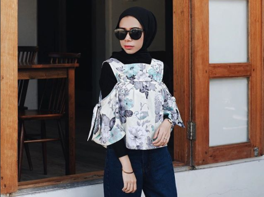 Berani Tampil Beda dengan Pakaian Motif Bunga; Terkesan Vintage, Anggun ...