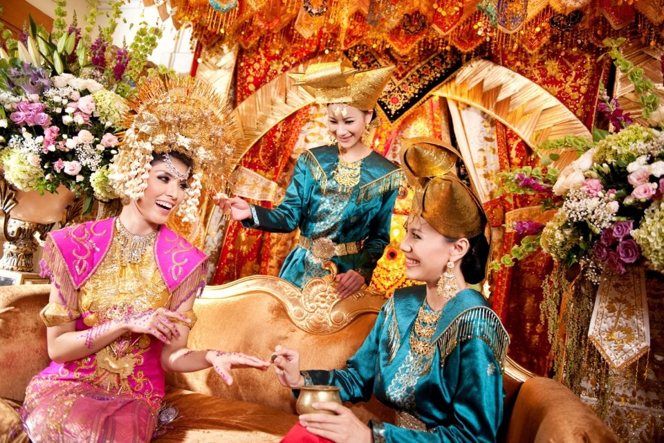 Tentang Malam Bainai, Momen 'Pelepasan' Pengantin Minang yang Menyentuh ...