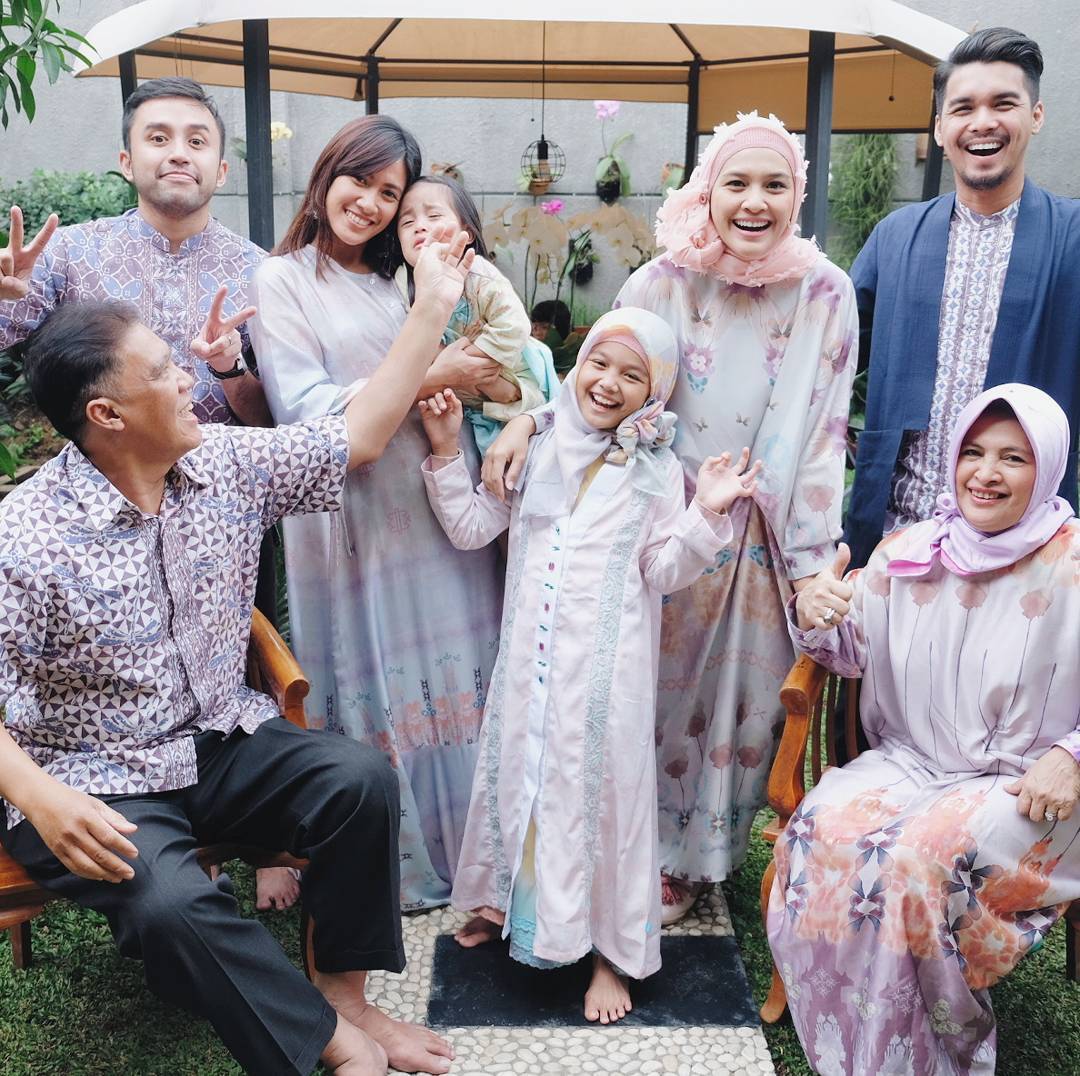 12 Baju Lebaran Keluarga Selebritas Ini Bisa Disontek Modelnya. Makin ...
