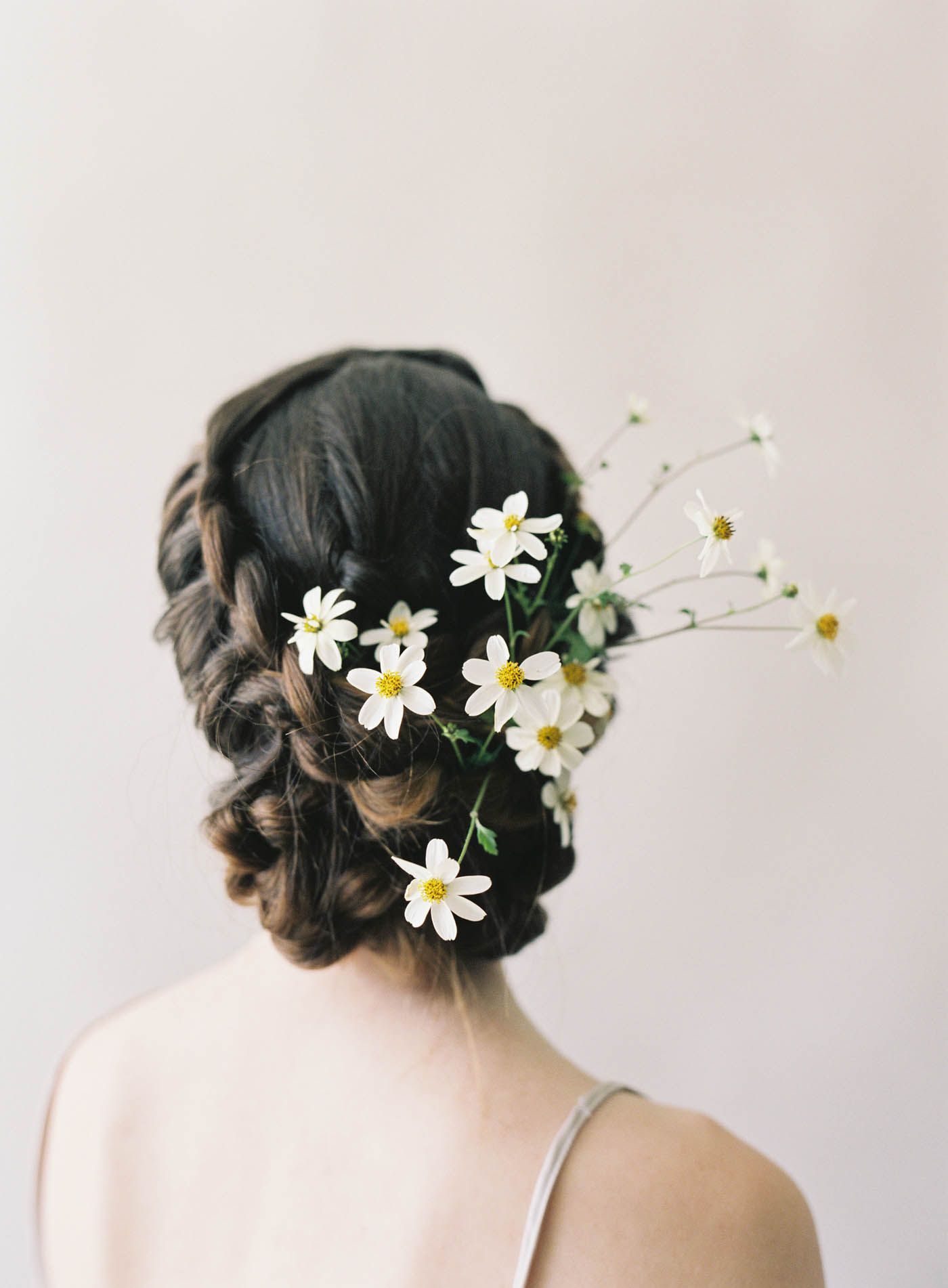13+ Inspirasi Bridal Hair Do dengan Aksesori Bunga yang Memesona. Tanpa ...