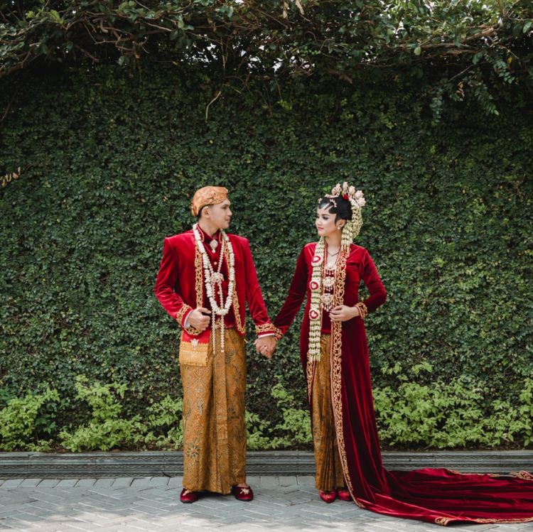 13+ Kumpulan Pengantin Jawa Memakai Kebaya Beledu. Tampak Mriyayeni Bak ...