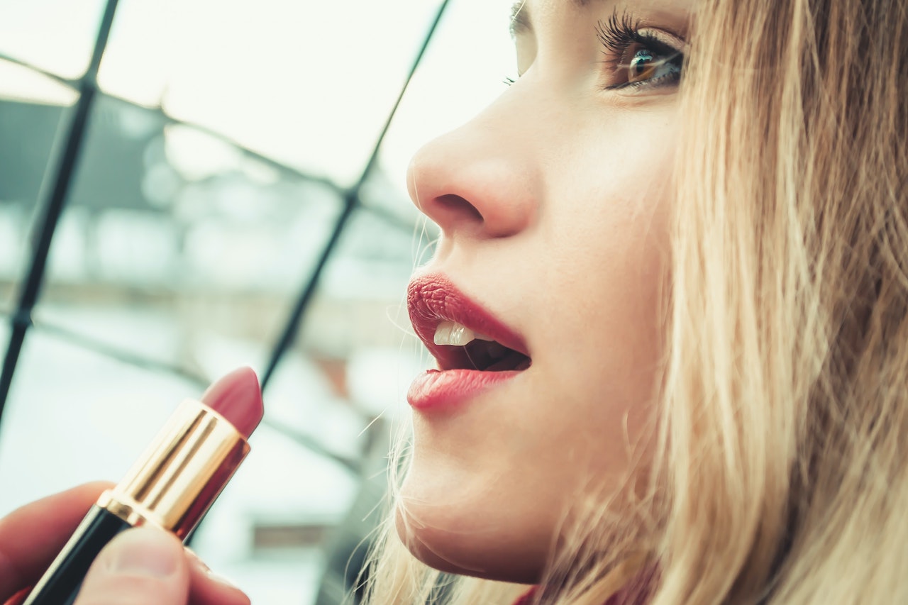 5 Tips Penting Pilih Produk Bibir yang Pas dengan Karaktermu. Biar Nggak Nyalahin Lipstik Melulu