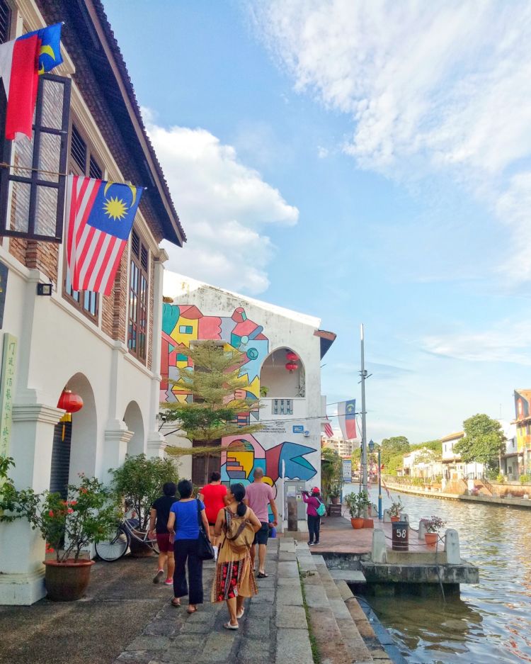 Jelajahi Deretan Mural di Kota Melaka yang Ngehits. Warna-warni dan ...