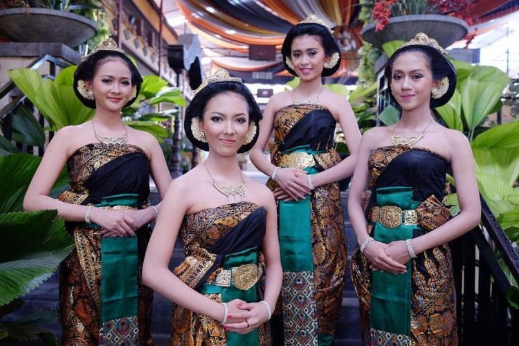 13+ Inspirasi Dodotan Jawa untuk Pagar Ayu. Tenang, Bisa Pakai ...