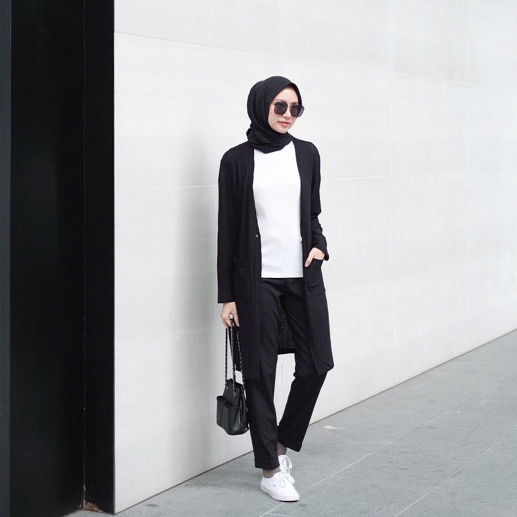 10 Gaya Hijab Pakai Kaus Putih dan Outer. Nyaman Dikenakan tanpa Takut ...