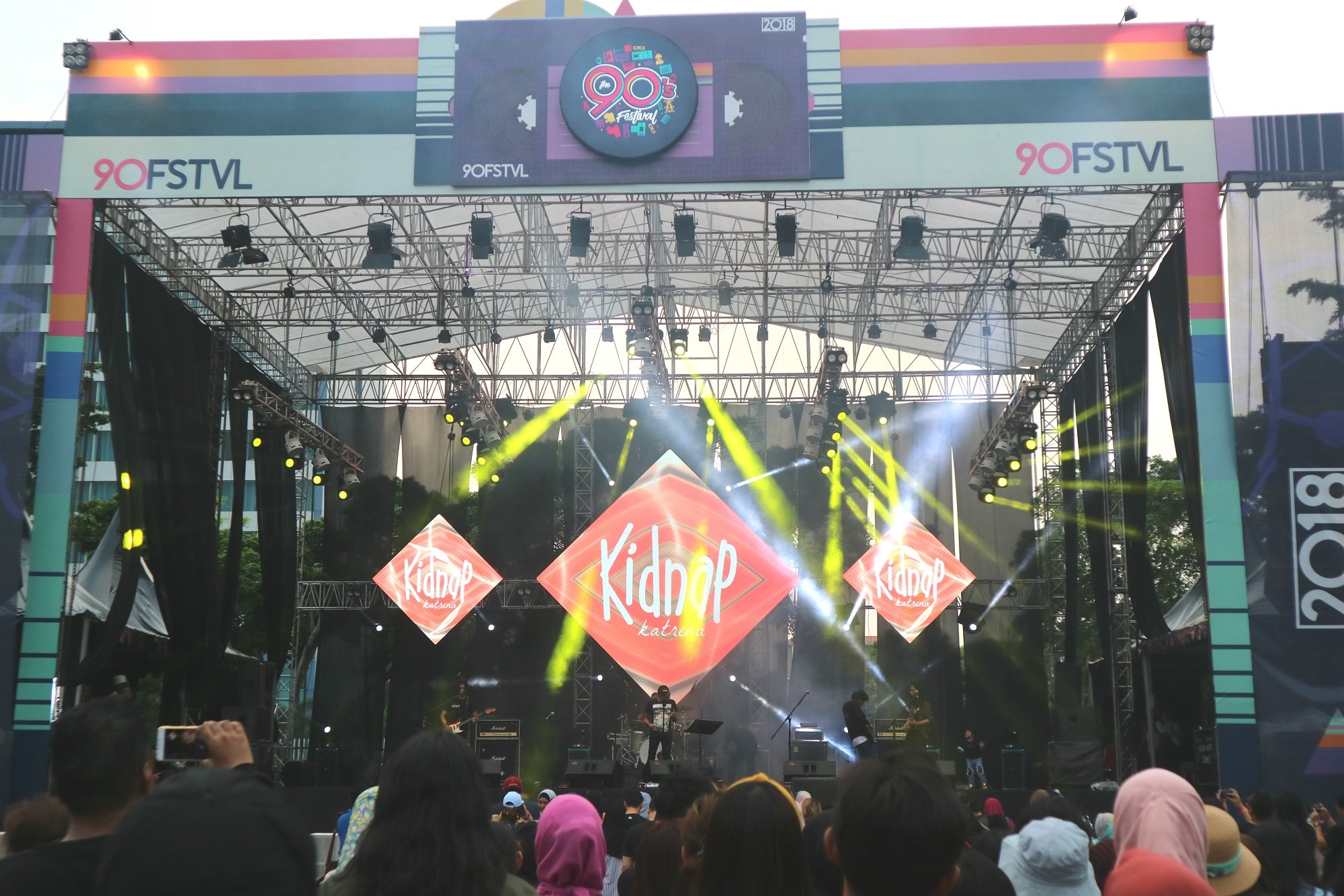 Bersenandung Manis di The 90's Festival 2018. Lengkap dengan Pernak ...